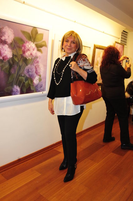 Cemiyet hayatının ünlü isimlerinden Meral İkizler, son sergisini yakın ...