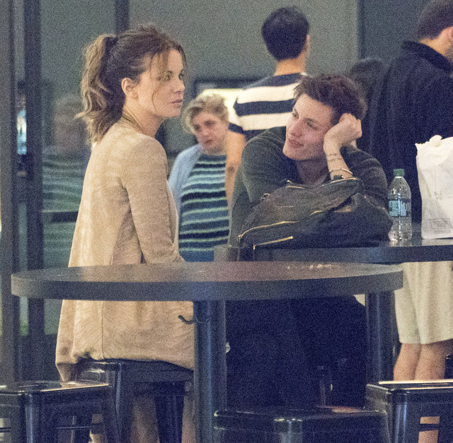 Matt Rife sevgilisi Kate Beckinsale’e önce hayran hayran baktı, sonra ...