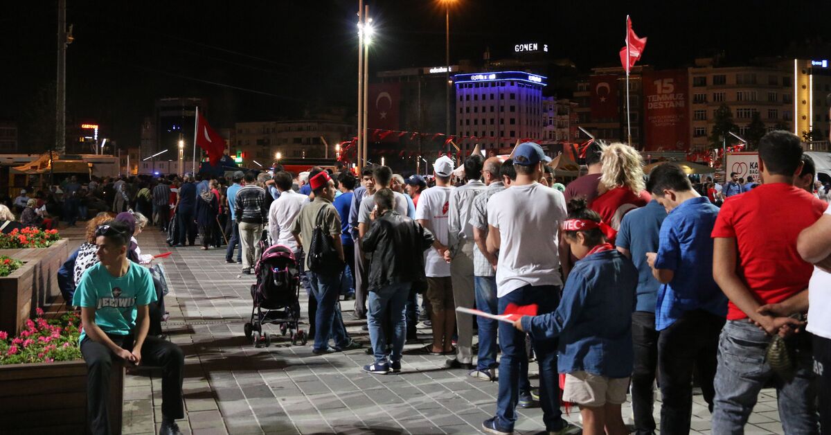 Taksim'de Şehit Ömer Halisdemir kuyruğu!