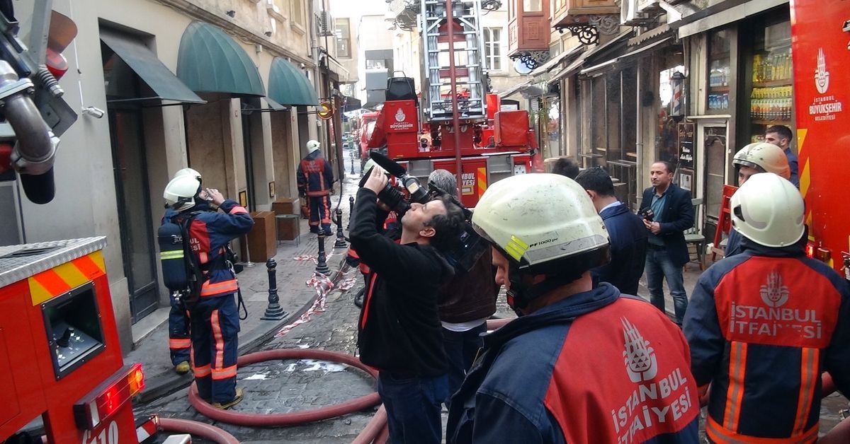 Beyoğlu'nda 6 katlı binada yangın | Son dakika haberleri