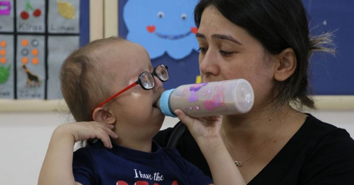 Hallerman-Streiff sendromlu Mete'ye biberonlu eğitim
