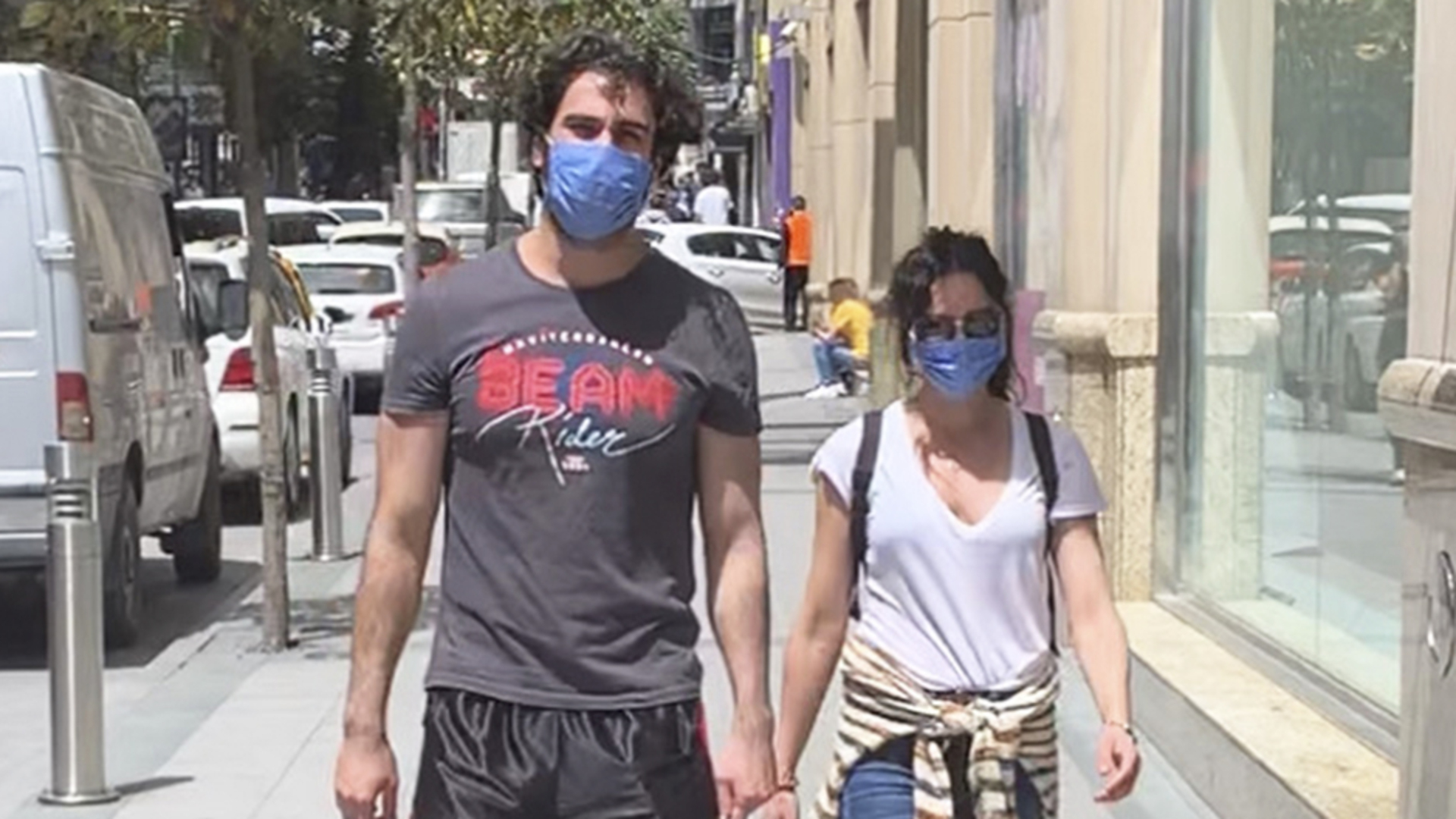 Hande Ataizi sevgilisi Dinç Aydoğdu ile birlikte yürüyüşte - Magazin ...