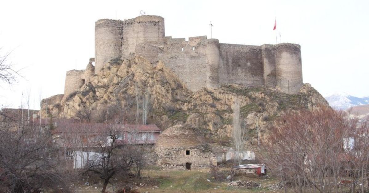 Tarihi Oltu Kalesi korkutuyor