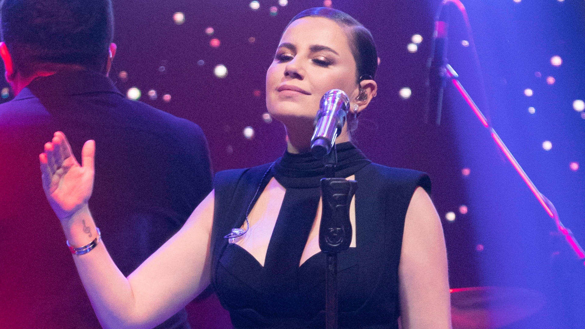 Merve Özbey sevenleriyle buluştu