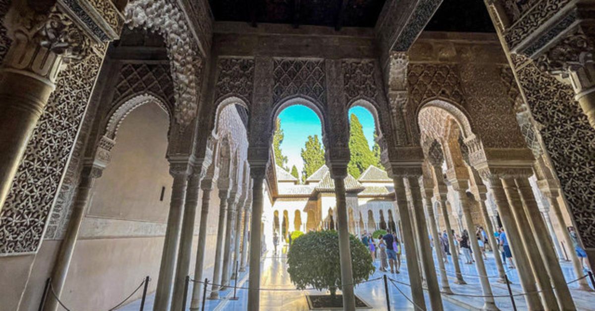 UNESCO Dünya Kültür Mirası listesindeki El Hamra Sarayı ihtişamını koruyor