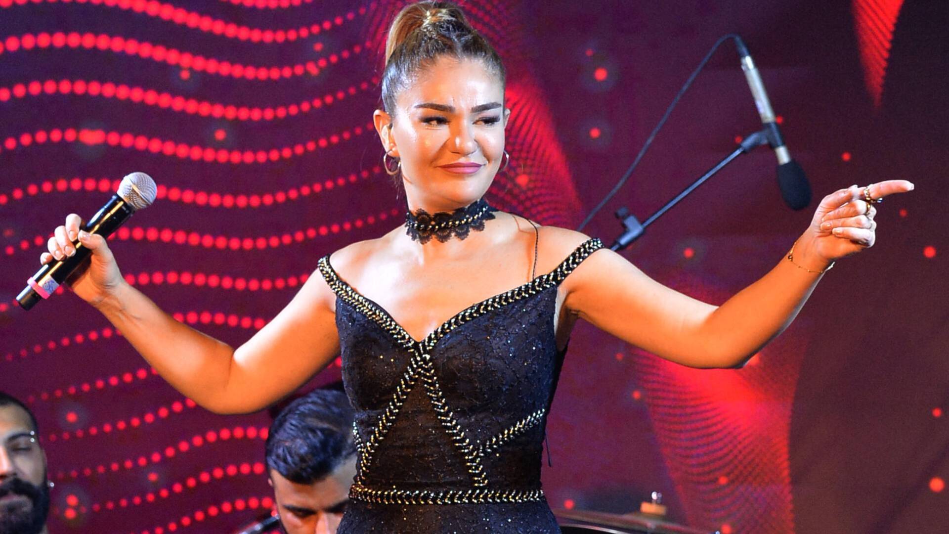 Derya Bedavacı, dinleyicilerini 'Deme' şarkılarıyla selamladı - Magazin ...