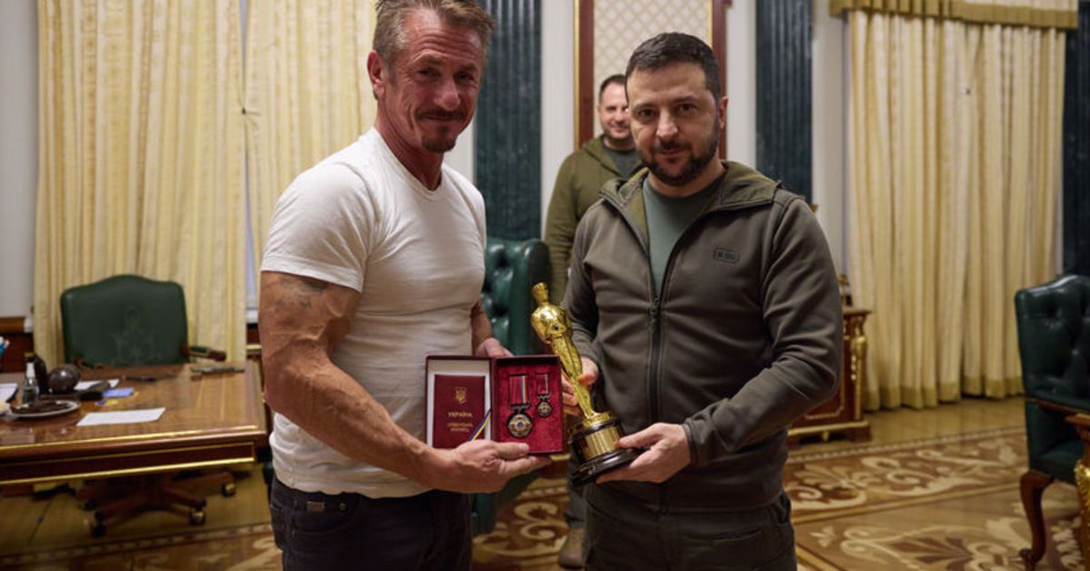 Sean Penn kazandığı Oscar ödüllerinden birisini Zelenskiy’e hediye etti ...