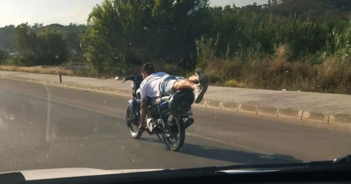 Motosiklet üzerinde yatarak sürüş pahalıya patladı: 7 bin 558 TL ceza