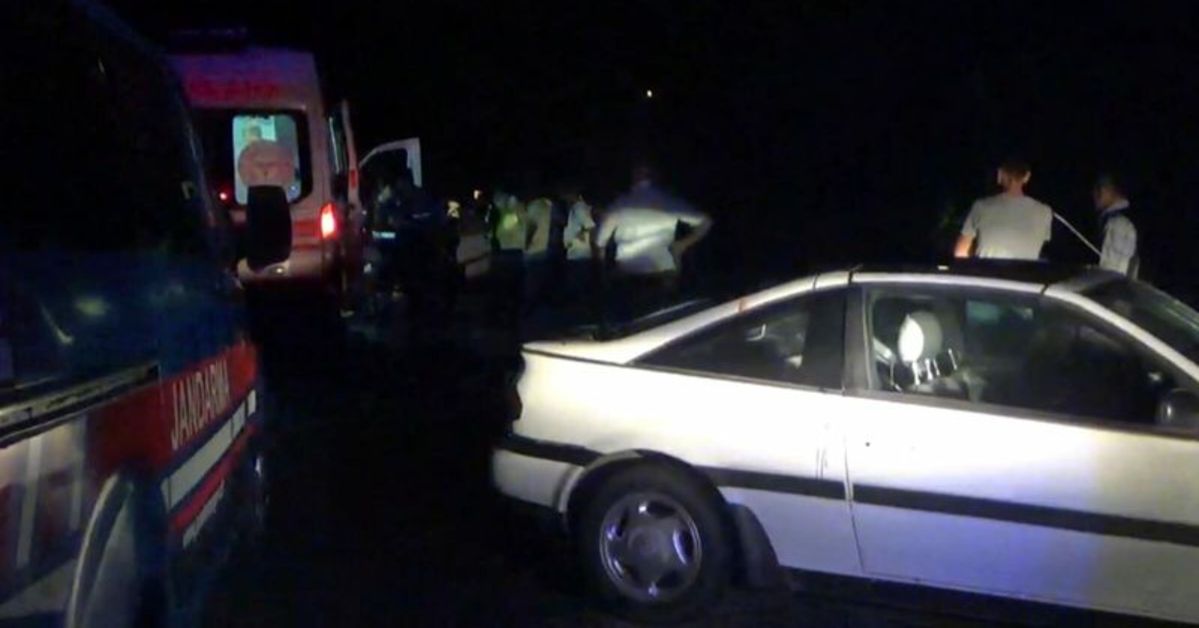 Çanakkale'de iki otomobil kafa kafaya çarpıştı: 5 yaralı Çanakkale'de iki otomobil kafa kafaya çarpıştı: 5 yaralı