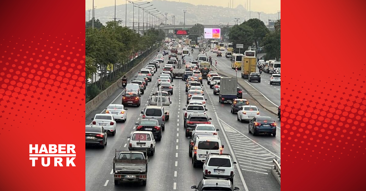 İstanbul'da bu noktalarda trafik felç oldu! Yoğunluk yüzde 67'ye kadar ...