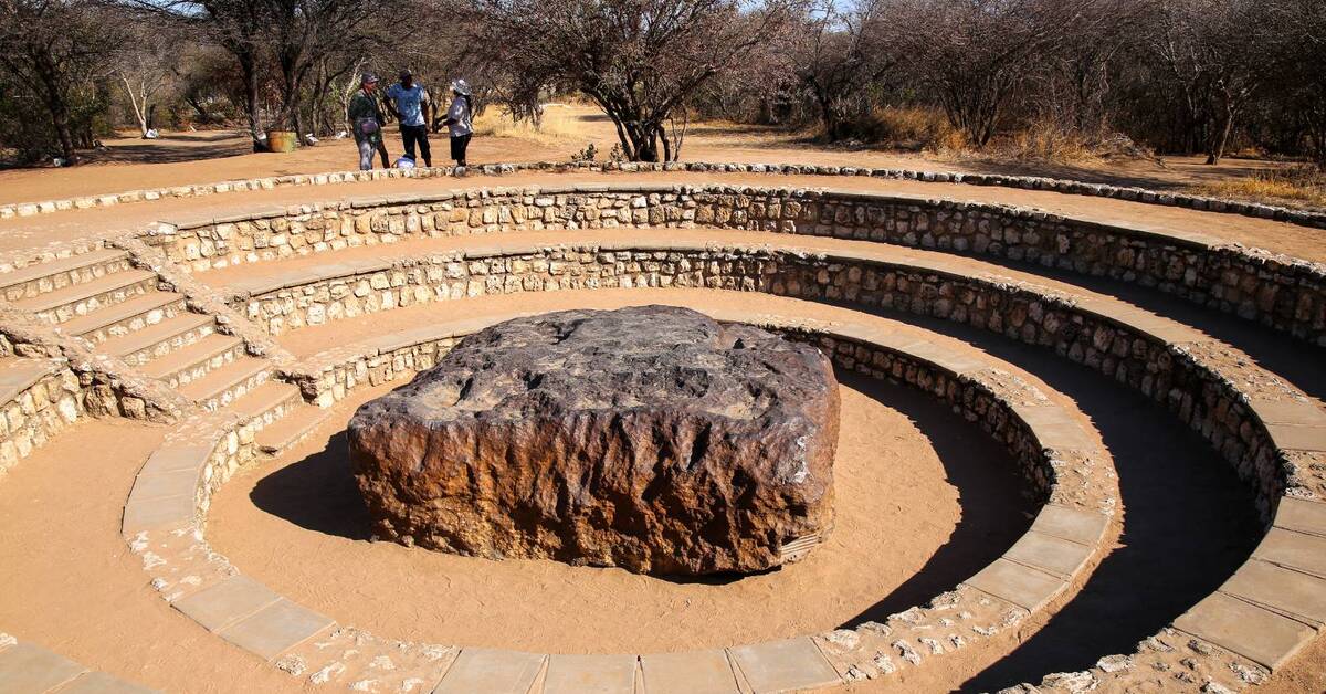 Güney Afrika ülkesi Namibya dünyadaki en büyük tek parça göktaşı olan ...