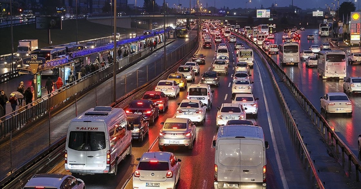 İstanbul trafik yoğunluğu arttı! İşte İstanbul trafiğinde en yoğun saatler