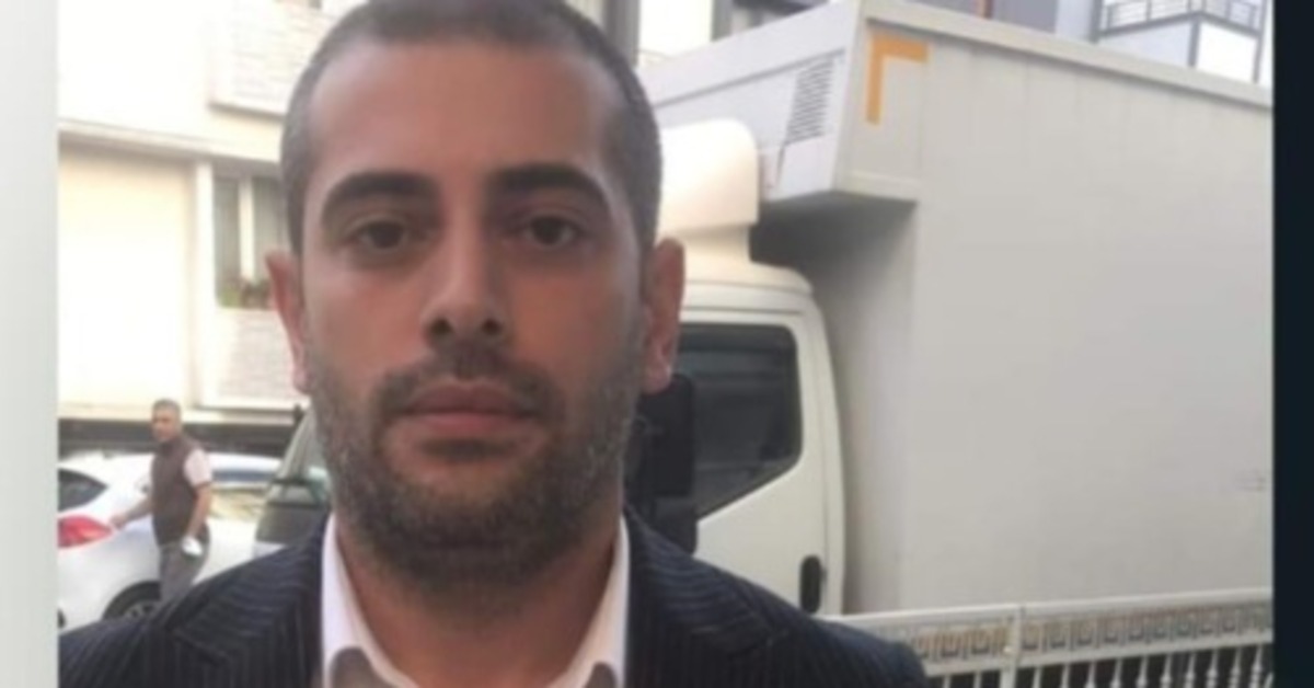 Diğer kimliklerini inkar eden Dıonıs Shaholli bir fotoğrafta reddettiği ...