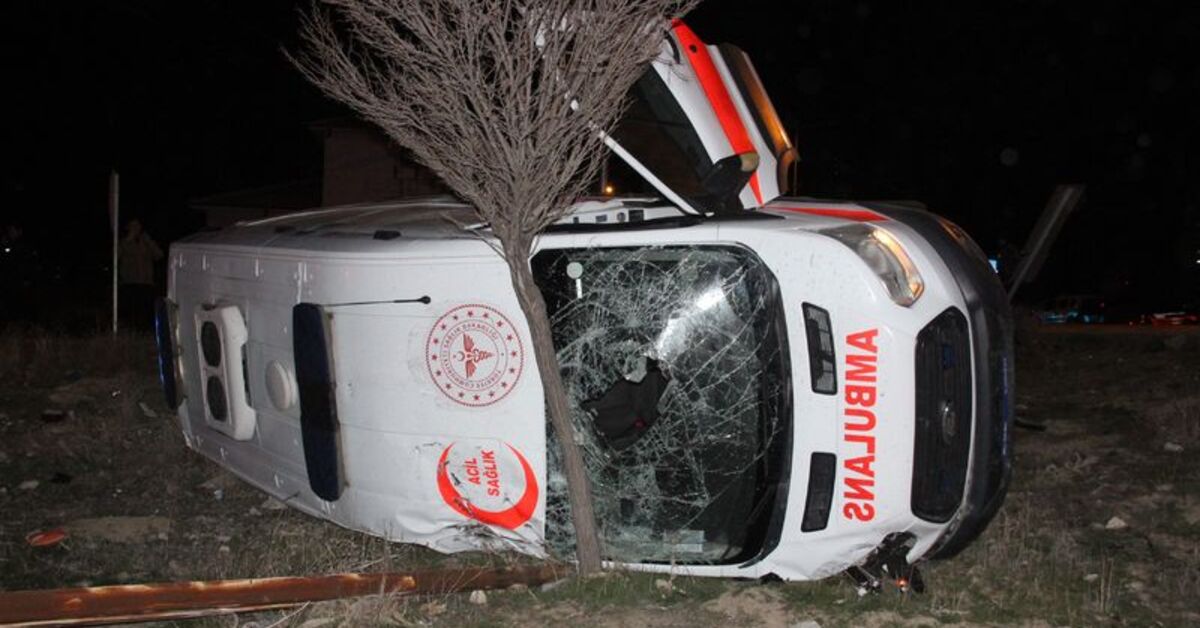 Vakaya giden ambulans kaza yaptı: 5 yaralı | Son dakika haberleri
