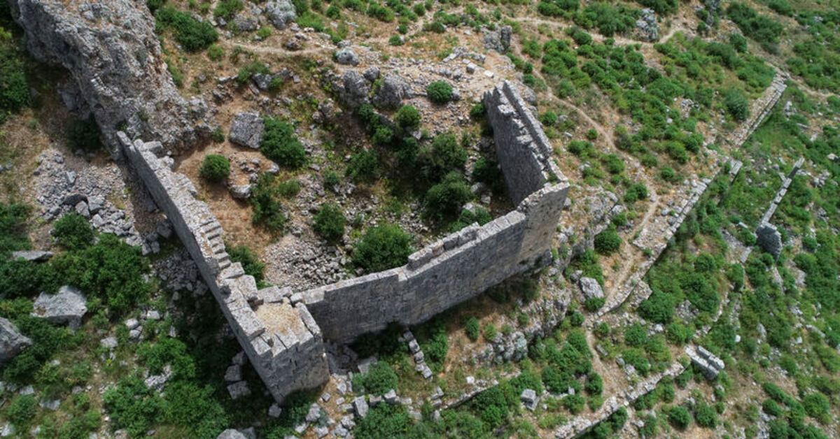 Sillyon Antik Kenti'ndeki 10 bin kişilik stadyum gün yüzüne çıkarılıyor