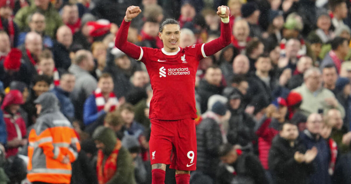 Liverpool'un yeni sezonda giyeceği iç saha formaları belli oldu ...