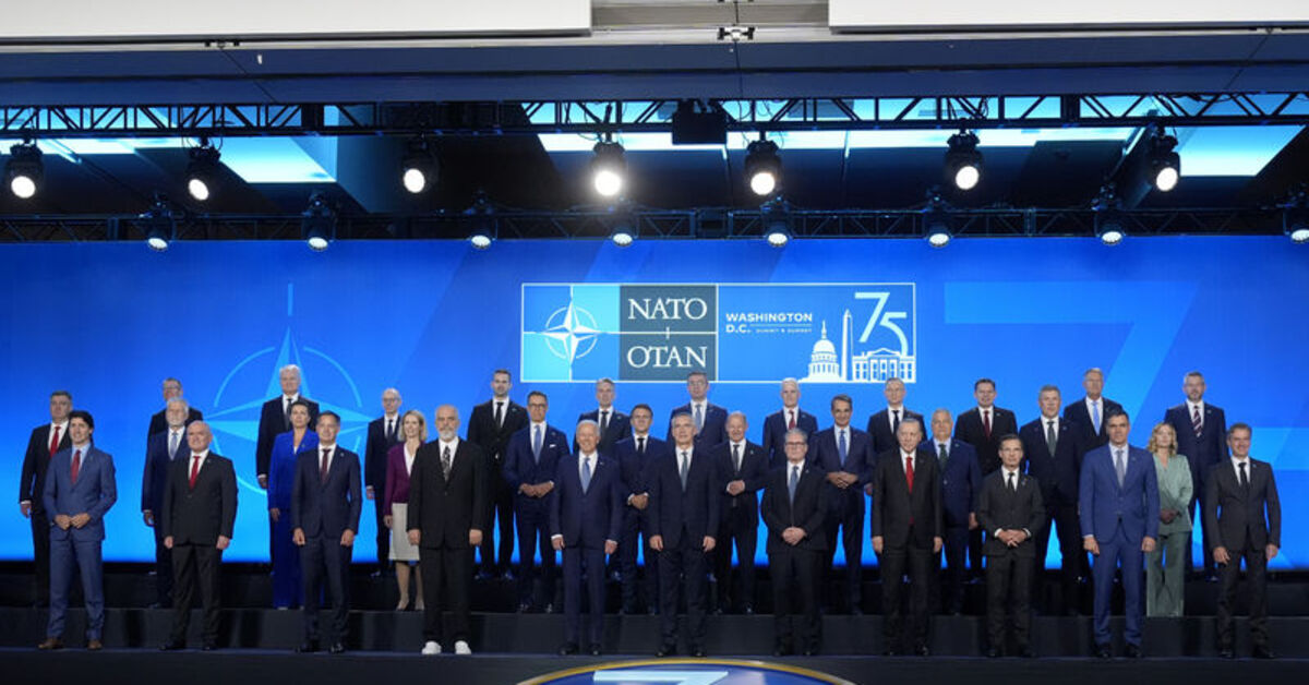 NATO Zirvesi'ne katılan Arnavutluk Başbakanı Edi Rama'nı ayakkabıları ...