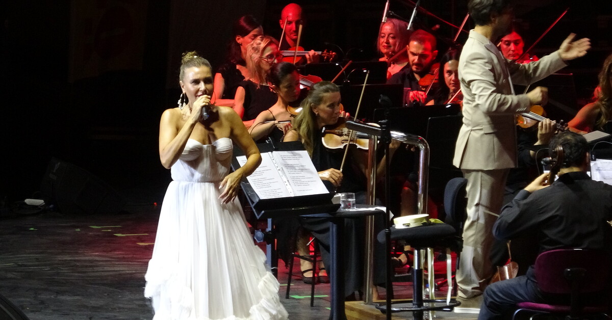 Şevval Sam ve Pera Flarmoni Orkestrası Bursa'da konser verdi