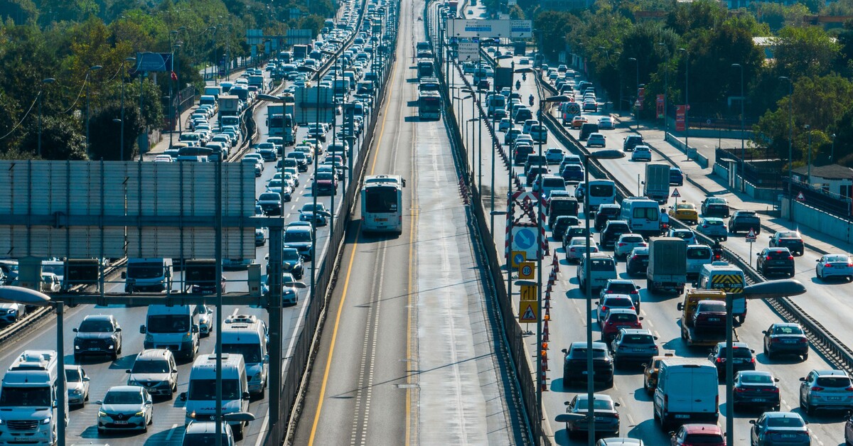 Metrobüs yolunda 45 günlük "beyaz yol" çalışması: E-5 iki şeride ...