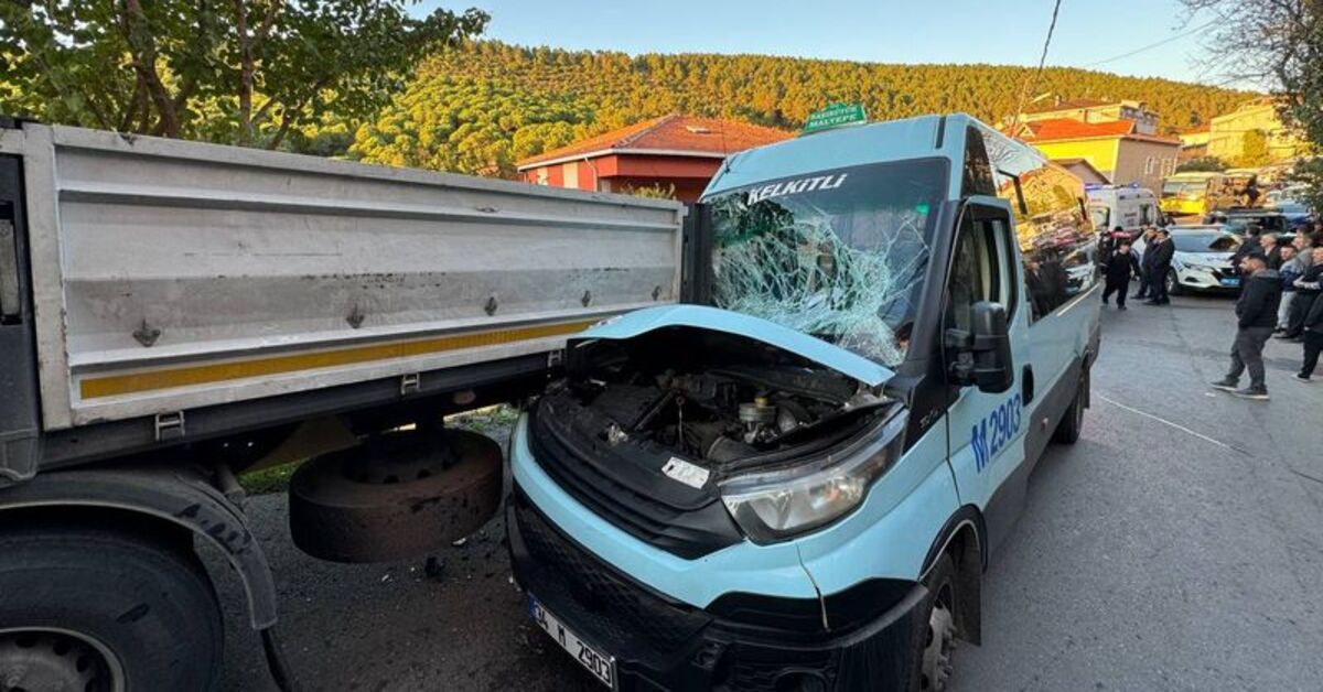 Minibüs tıra arkadan çarptı! | Son dakika haberleri