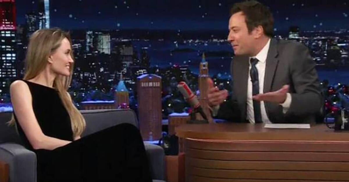 Angelina Jolie, Jimmy Fallon'ın programına çıplak ayakla konuk oldu ...