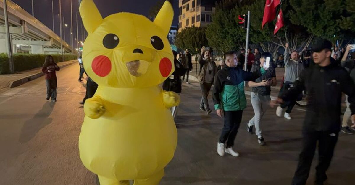 Antalya'da 'Pikachu' kostümlü gösterici dikkati çekti