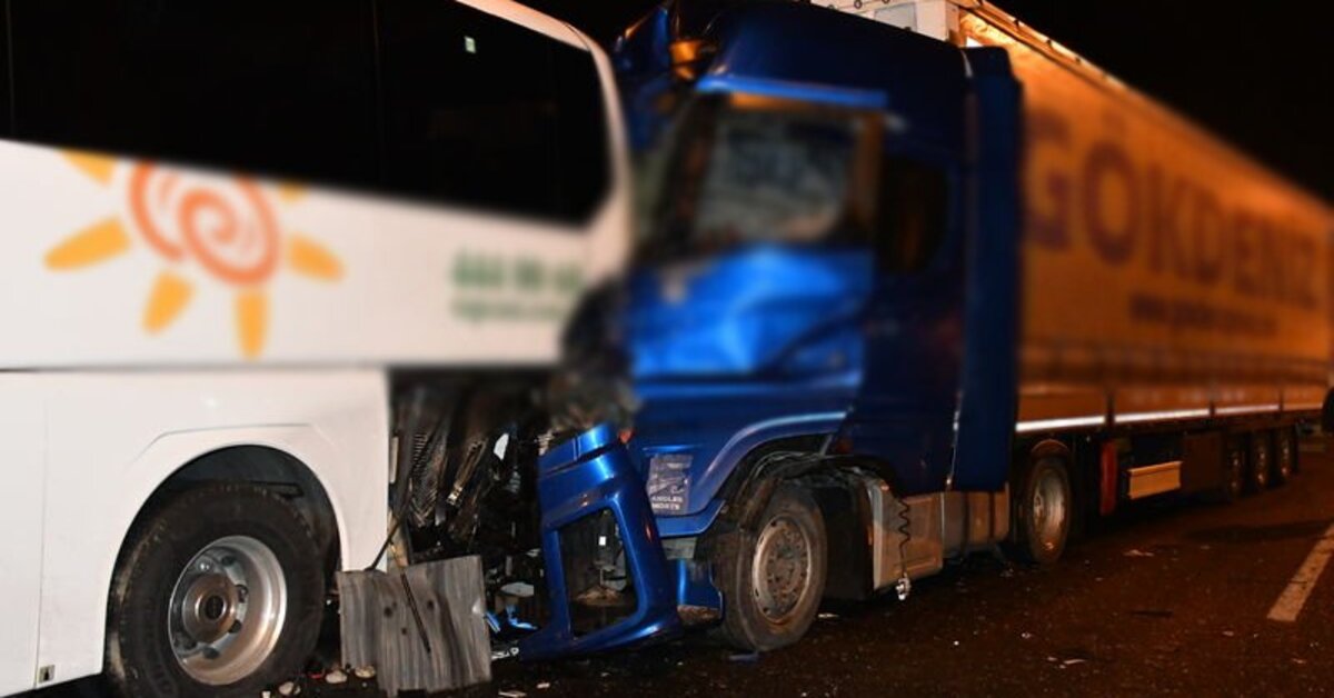 Bilecik'te TIR'ın tur otobüsüne arkadan çarptığı kazada 13 kişi ...