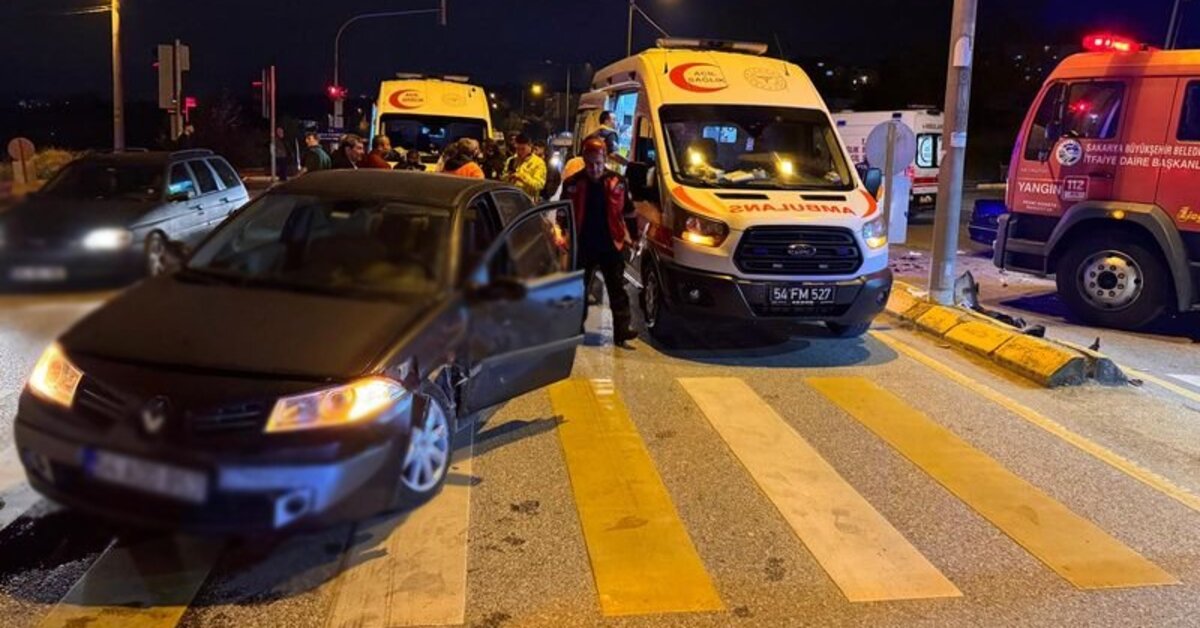 Sakarya'da iki otomobilin çarpıştığı kazada 7 kişi yaralandı - Güncel ...