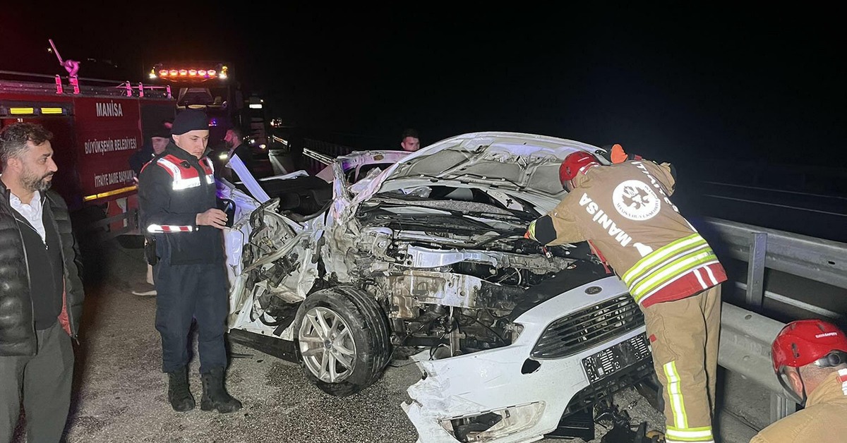 Son dakika: Manisa'da ölümlü trafik kazası... Otomobil, kamyona arkadan ...