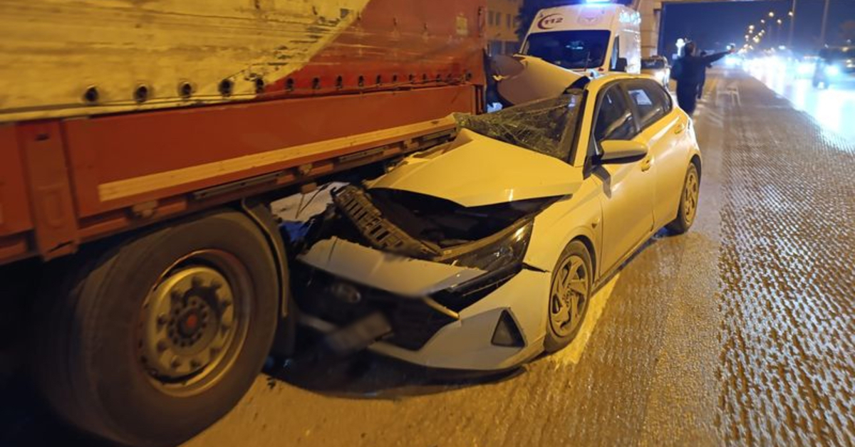 TIR'a arkadan çarpan otomobil sürücüsü yaralandı