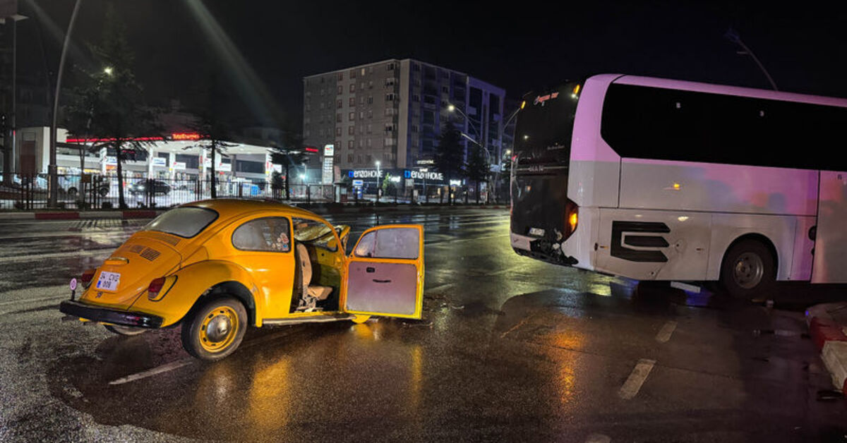 Uşak'ta otobüse arkadan çarpan otomobildeki 3 kişi yaralandı