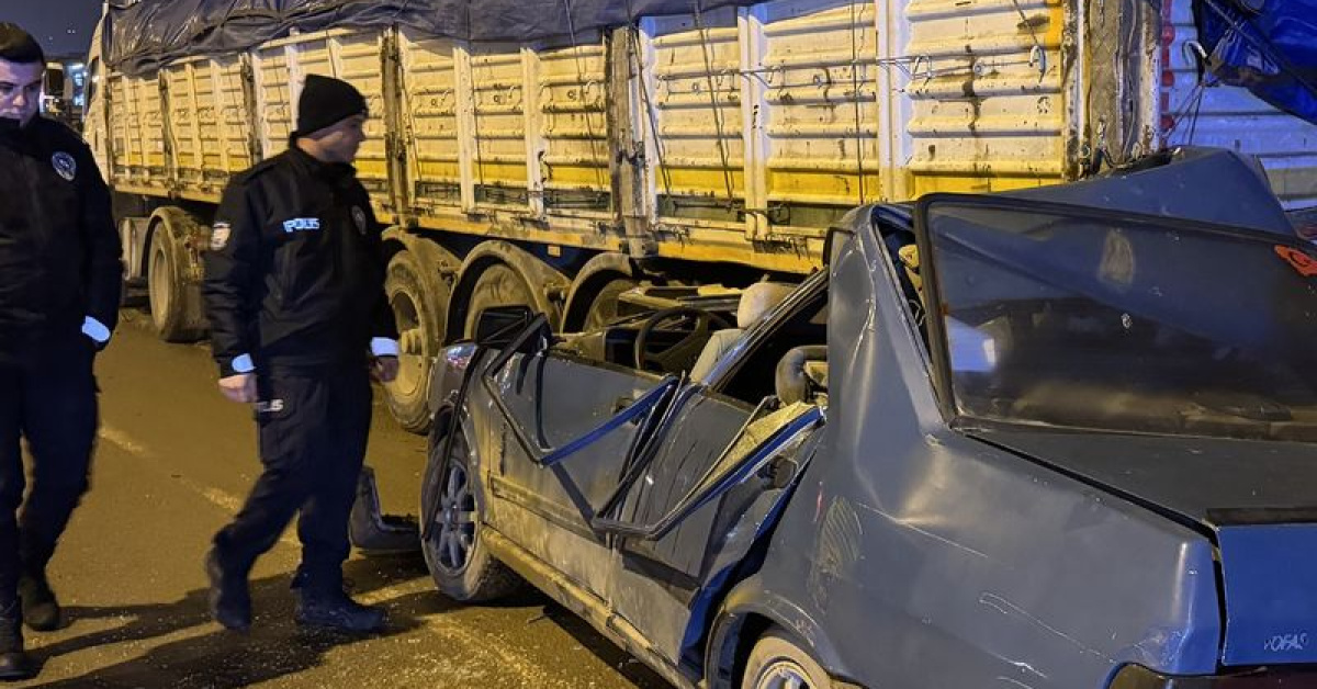 Kahramanmaraş'ta TIR'a arkadan çarpan otomobildeki 3 kişi yaralandı