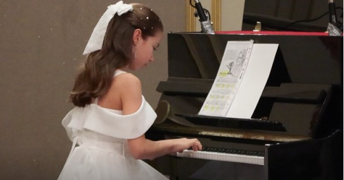 Sokak hayvanları için ortak piyano konser