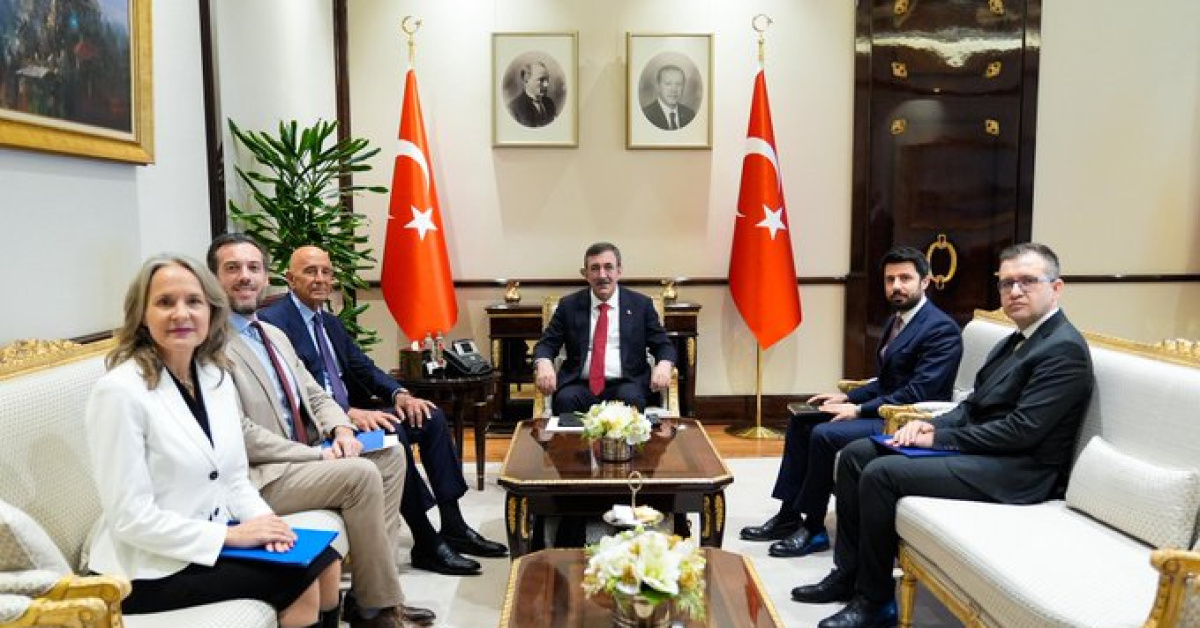 Cumhurbaşkanı Yardımcısı Cevdet Yılmaz, ABD Büyükelçisi Tom Barrack ile ...