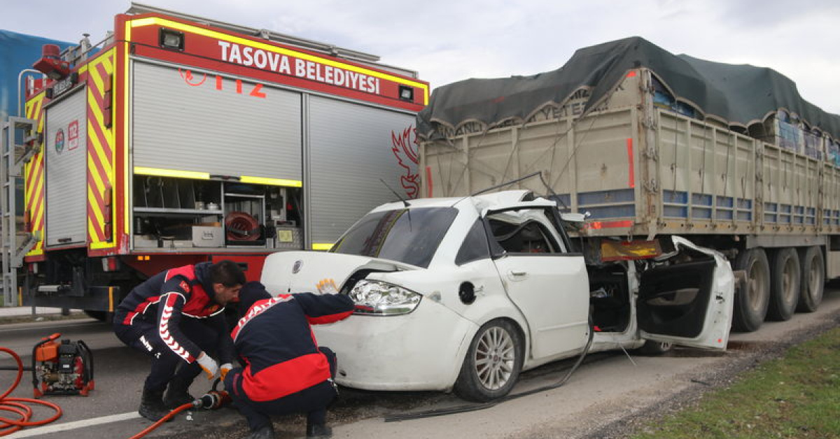 Son dakika: Amasya'da feci kaza! Otomobil TIR'a arkadan çarptı: 2 ölü ...