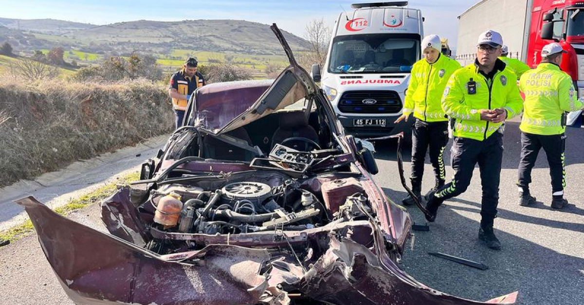TIR'a arkadan çarpan otomobil 150 metre sürüklendi: 1 yaralı