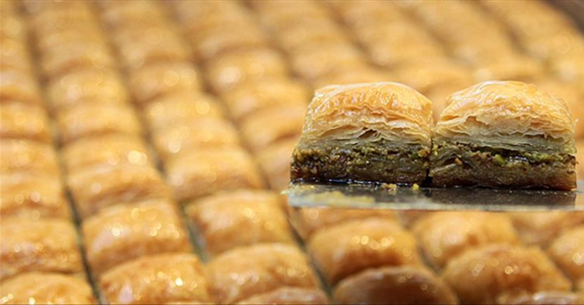 Bayram sofralarının vazgeçilmezi ev baklavası tarifi! Çıtır çıtır ...