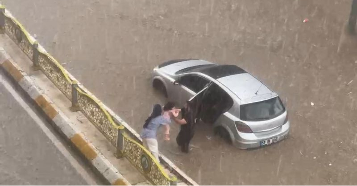 Edirne'de sel! Araçlar mahsur kaldı! | Son dakika haberi! | Son dakika ...