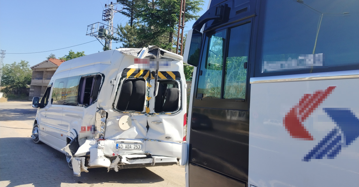 Son dakika: Kırşehir'de işçi servis midibüsü, aynı firmaya ait minibüse ...