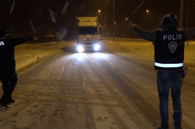 Aksaray-ankara karayolu kar ve tipi nedeniyle ulaşıma kapatıldı ... Aksaray-ankara karayolu kar ve tipi nedeniyle ulaşıma kapatıldı ...