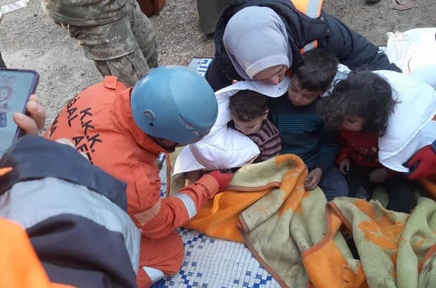 Mehmetçik, Hatay'da anne ile çocuklarını enkazdan sağ kurtardı - Ankara ... Mehmetçik, Hatay'da anne ile çocuklarını enkazdan sağ kurtardı - Ankara ...