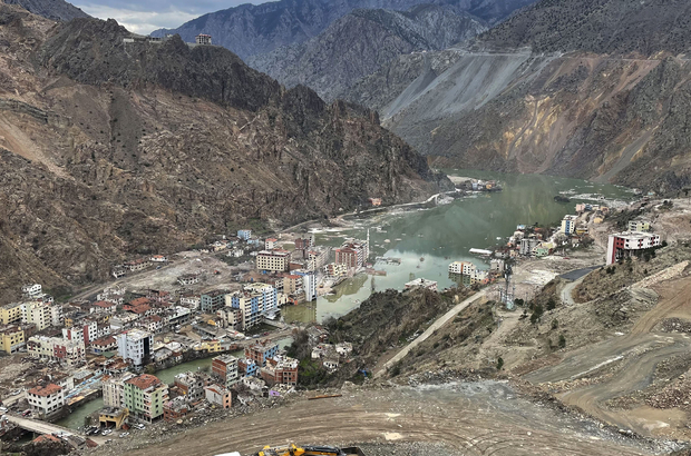 Yusufeli'nin eski ilçe merkezi baraj suları altında kalmaya başladı ...