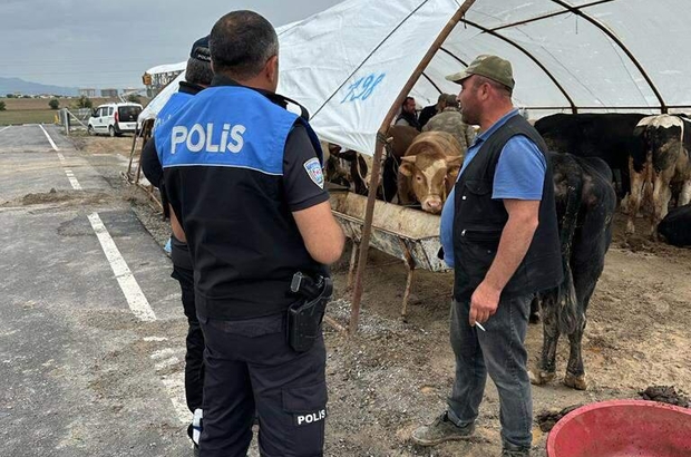 Kayseri'de polis ekipleri kurban satış ve kesim yerlerinde ... Kayseri'de polis ekipleri kurban satış ve kesim yerlerinde ...