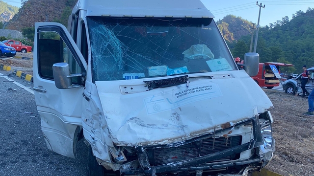Marmaris'te servis minibüsü ile kamyonet çarpıştı; 1 ölü, 7 yaralı ...