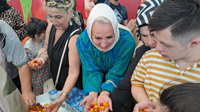 Sakarya'da turizm otobüsüyle şehir turu yapan engelliler doyasıya ...