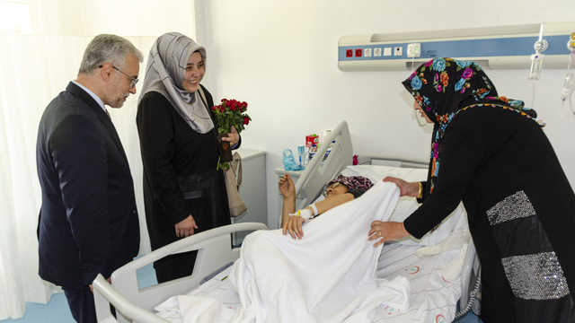 Kahramankazan Müftülüğü çalışanları, tedavi gören hastaları ziyaret ...