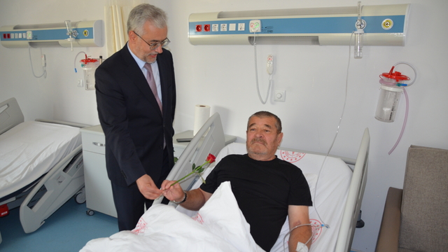 Kahramankazan Müftülüğü çalışanları, tedavi gören hastaları ziyaret ...