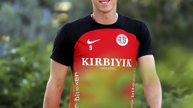 Antalyaspor'da 4 gole ulaşan Adam Buksa, takımın en skorer oyuncusu ...