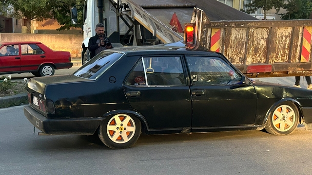 Kamyona arkadan çarpan otomobil sürücüsü ağır yaralandı - Sivas Haberleri