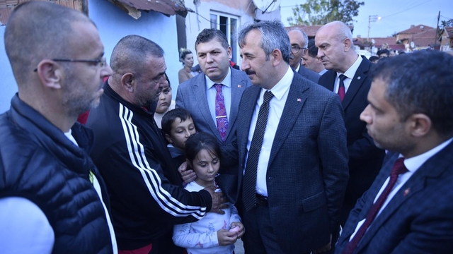 Edirne Valisi Sezer, Karaağaç Mahallesi'nde ziyaretlerde bulundu ... Edirne Valisi Sezer, Karaağaç Mahallesi'nde ziyaretlerde bulundu ...